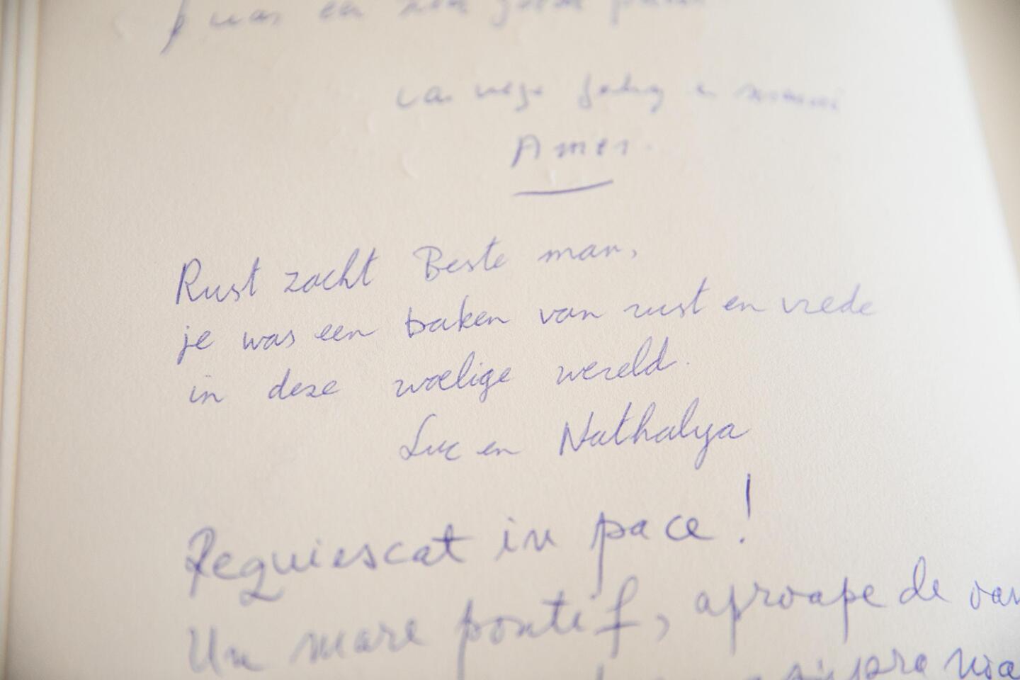 Rouwregister voor paus Franciscus in Antwerpse Onze-Lieve-Vrouwekathedraal: “Wilt u mijn opa’s ...